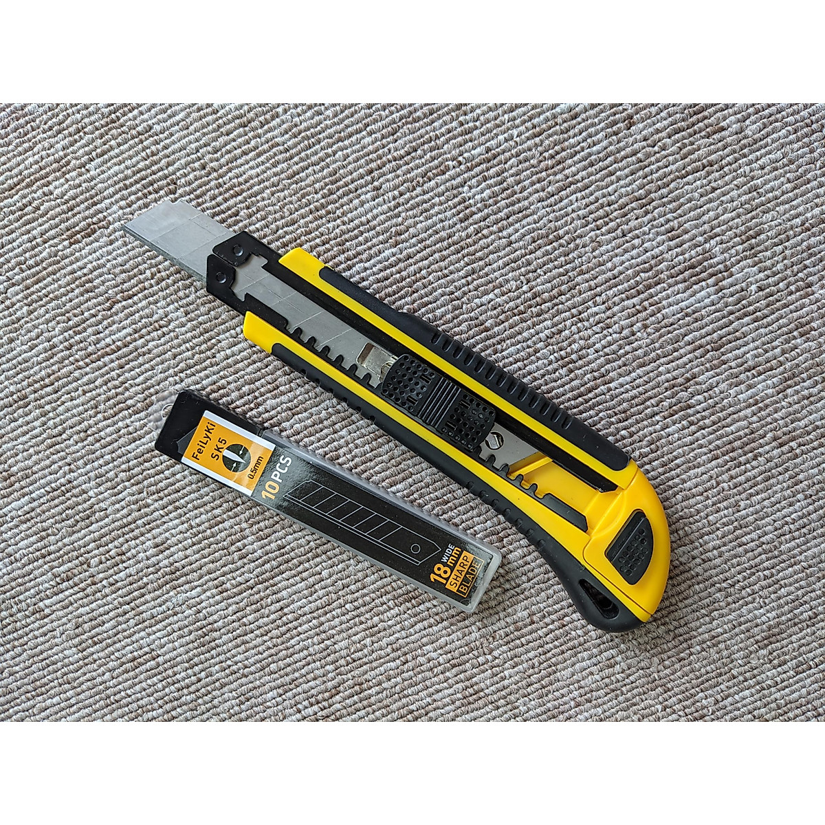 FeiLyKi 4-Pack 18mm box cutter retractable Construction knife Utility Knife Exacto knife,Rubber handle,10 SK5 Snap Off Blades-2051