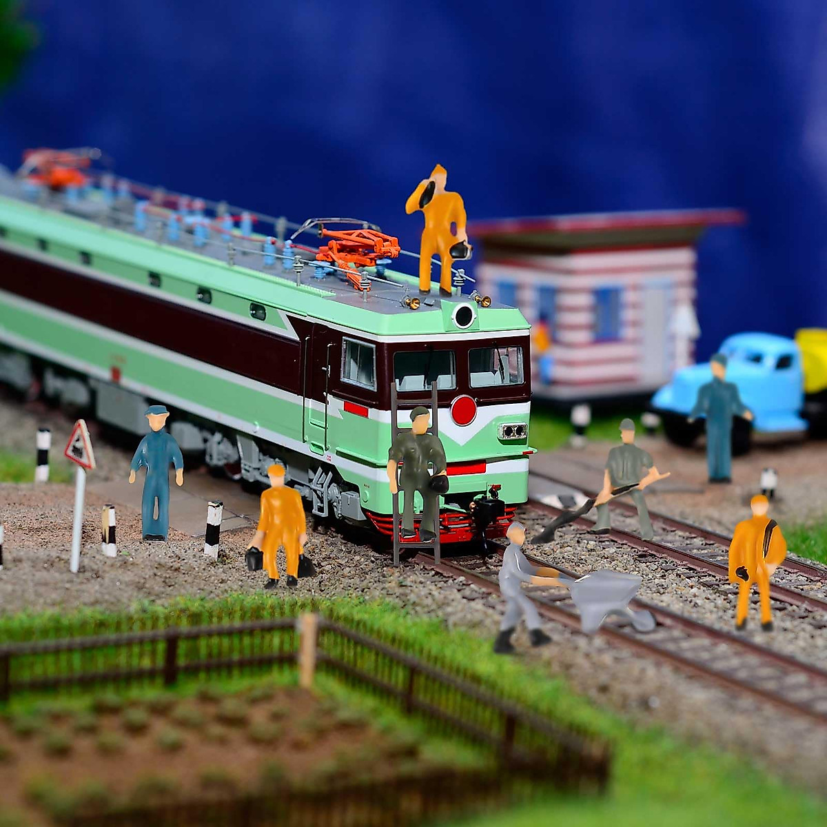 Namalu 27 Pcs 1: 87 Ho Scale Train Track Railroad Worker Miniature Model People Figures Architectural Plastic Train People Figures with Tools Rock Landscape Train Accessories for Miniature Scenes