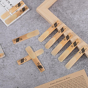 Pimoys 10 Pack Traditional Bb Clarinet Reeds with Plastic Box, Strength 2.5