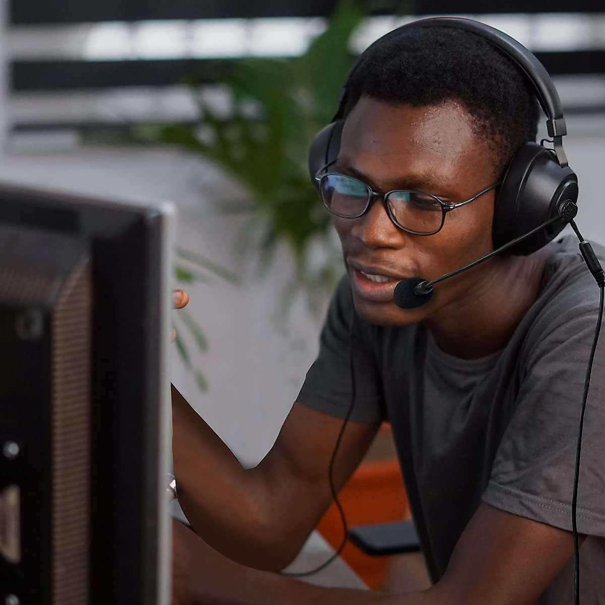 SaharaGaming Attachable Noise-Cancelling Microphone with Mute Switch Compatible with Mac, Windows PC, PlayStation 4, and More (3.5 MM)