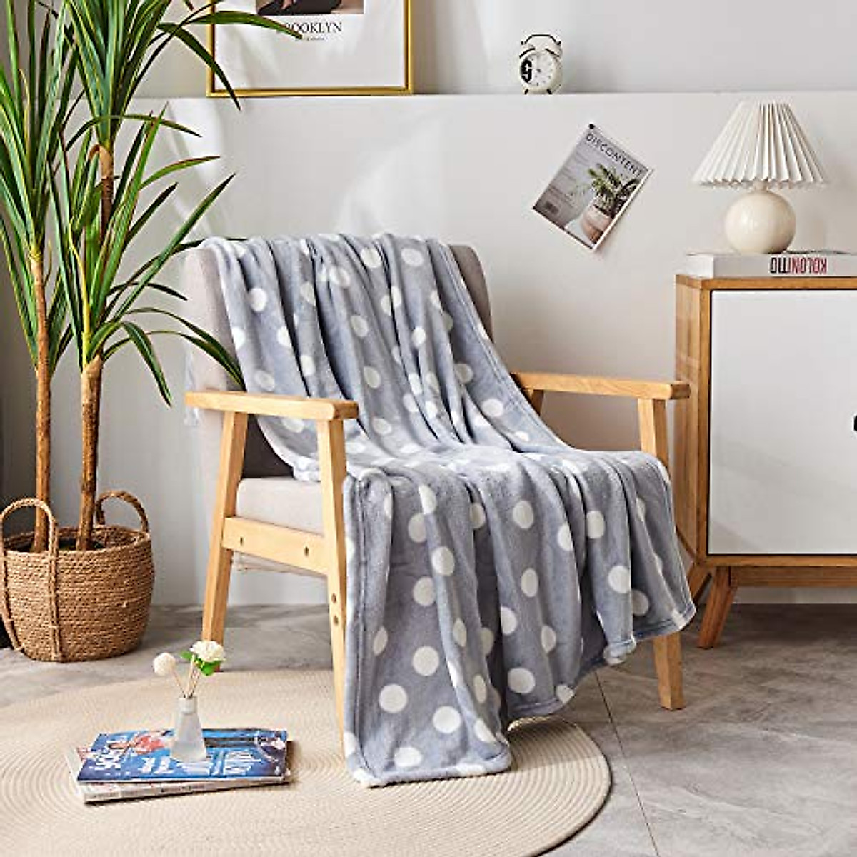 YuanKanJu DAKANG Plush Throw Blanket, Fleece Throw Blanket for Couch 50" x 60" - Soft Microfiber Cozy Lightweight Printed All Season Bed Throw Blanket, Polka Dot Grey