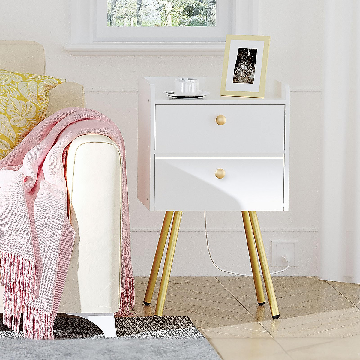 HOOBRO Nightstand with Charging Station, Modern Side Table with 2 Drawers, Stylish Sofa Side Table, Multiple Charging Ports, Metal Legs, Sofa Bedside Table, for Bedroom, White and Gold DW89UBZ01G1