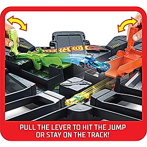 Hot Wheels Toy Car Track Set Colossal Crash, More Than 5-Ft Wide, Powered by Motorized Booster, 1:64 Scale Car