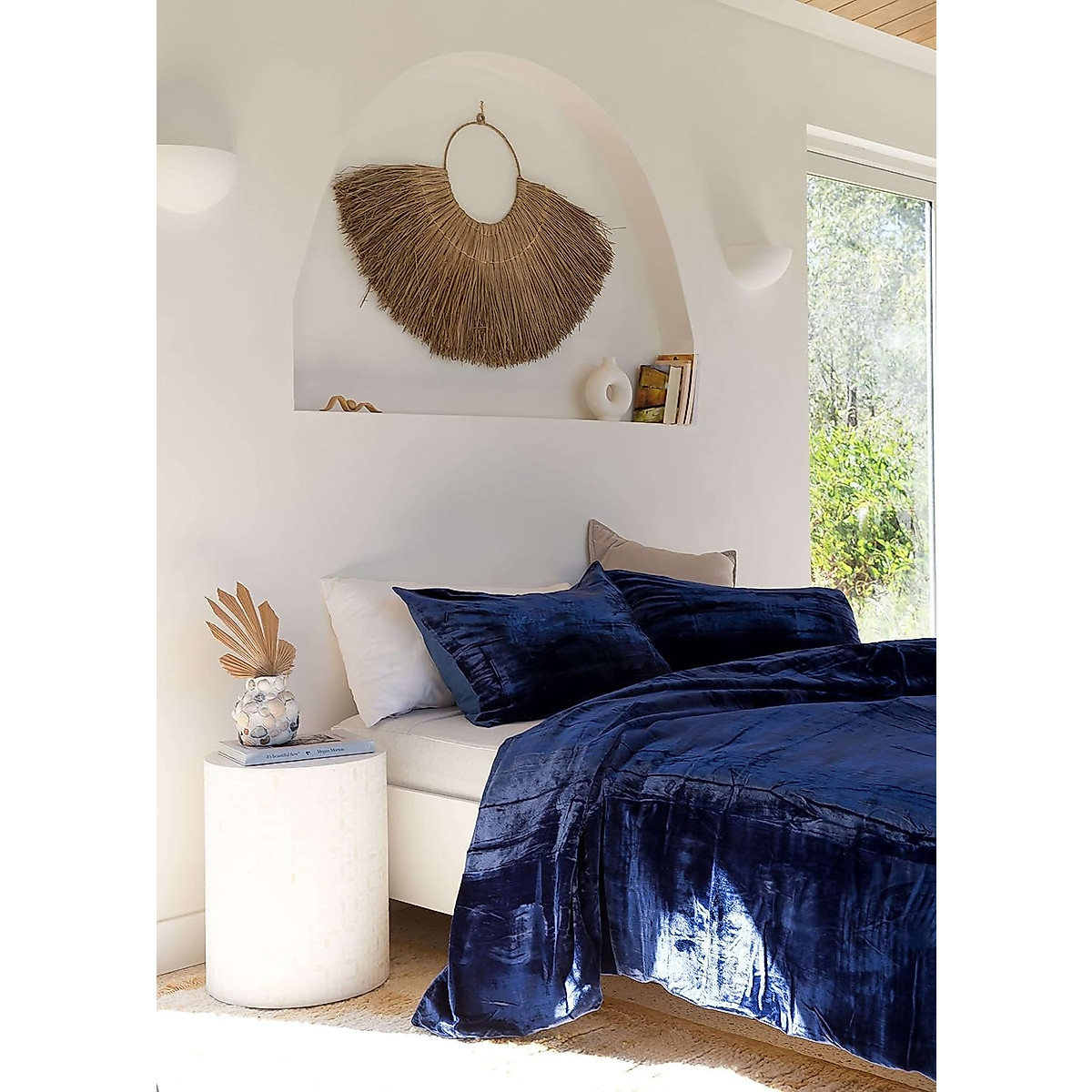 DecorAvenue Ultra-Luxe Solid Velvet Duvet Cover, Boho Bedding UO Comforter Bedding Donna Cover,3 Pc Duvet Set, Velvet Bedding Set (Royal Blue,Over Size 120" x 120")