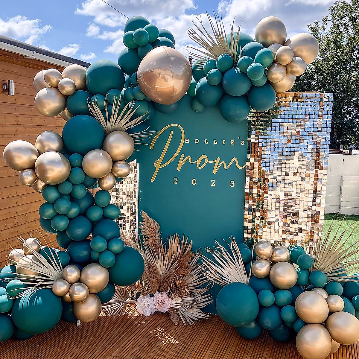 MOMOSHERO 137Pcs Green and Gold Balloons Arch Garland Kit, Dark Emerald Green Hunter Forest Sage Green Metallic Gold Balloon for Birthday Wedding Christmas Jungle Safari Baby Shower Party Decorations