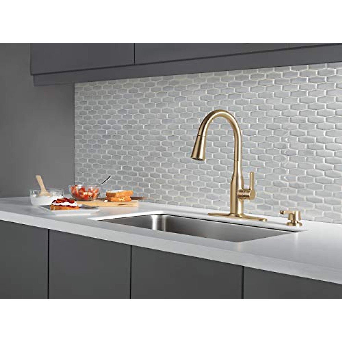 Delta Marca Single-Handle Pull-Down Sprayer Kitchen Faucet with ShieldSpray Technology in Champagne Bronze