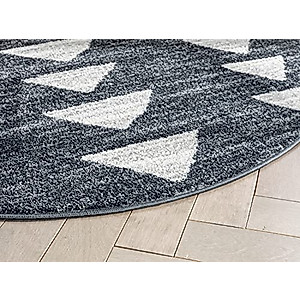 Well Woven Tango Grey Geometric Triangle Pattern Stain-Resistant Area Rug (4' Round)
