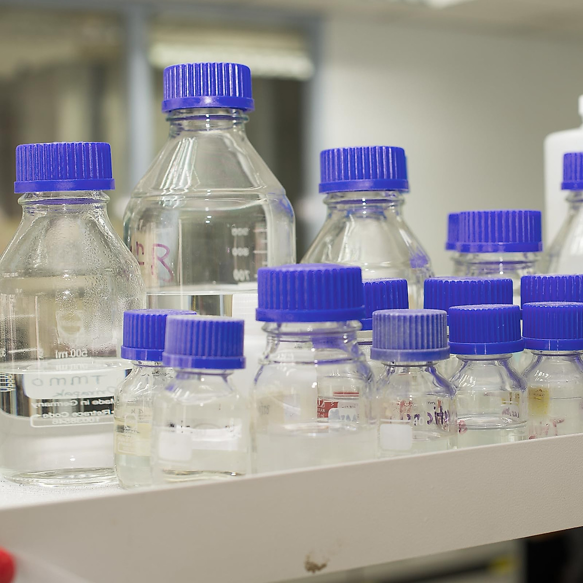 PATIKIL 4 Pack Reagent Media Storage Bottles, 1000ml Borosilicate Glass Graduated Round Bottles with GL45 Blue Screw Cap for Lab Water Reagent Liquids, Brown