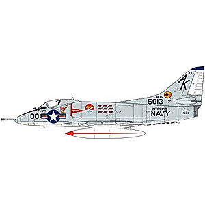 Airfix Douglas A-4B/Q Skyhawk 1:72 Vietnam War Military Aviation Plastic Model Kit A03029A, Unpainted