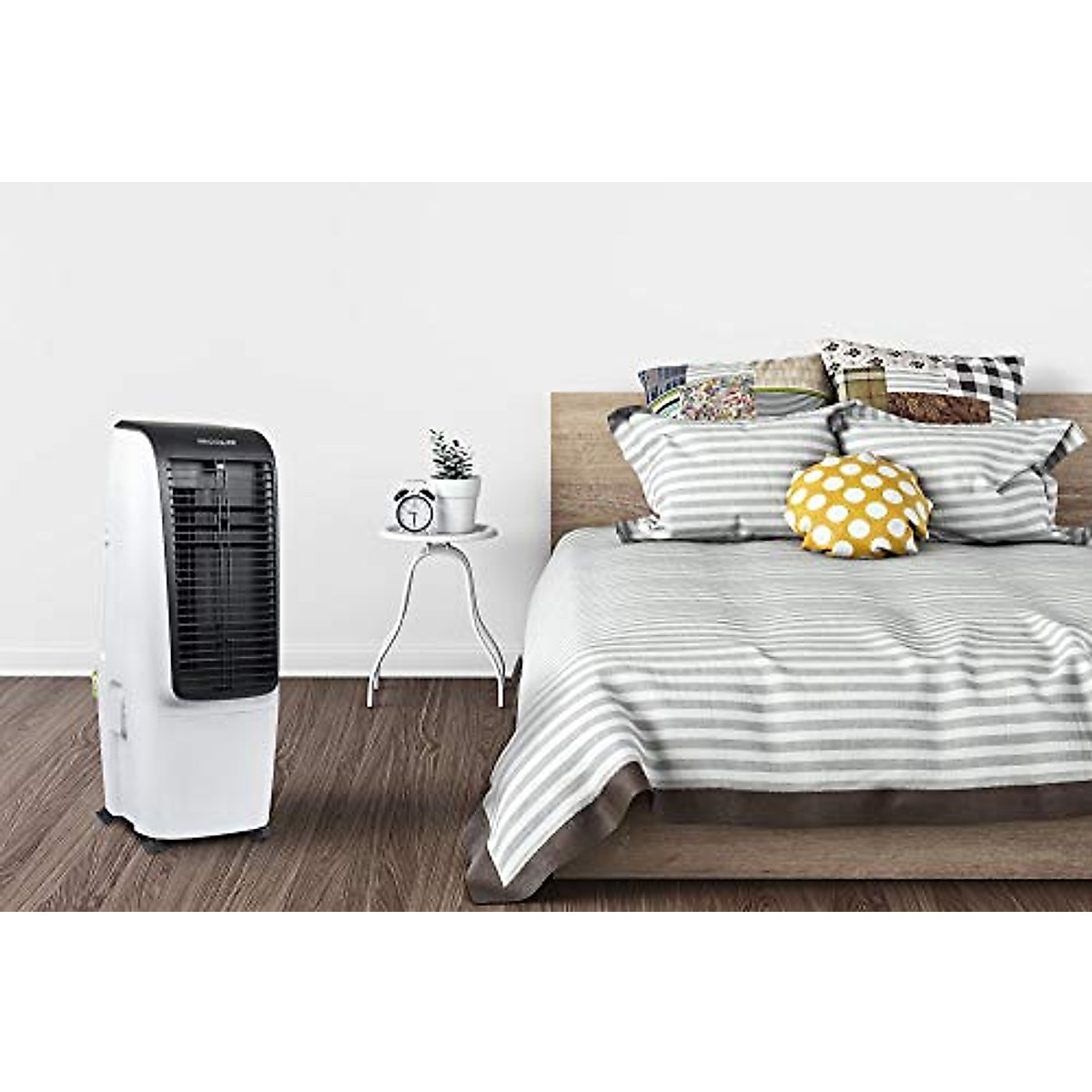 Frigidaire Portable Evaporative Air Fan and Humidifier| Portable Air Conditioner Cools up to 640 Square Feet | Personal Indoor Swamp Cooler | 600 CFM | Black/White