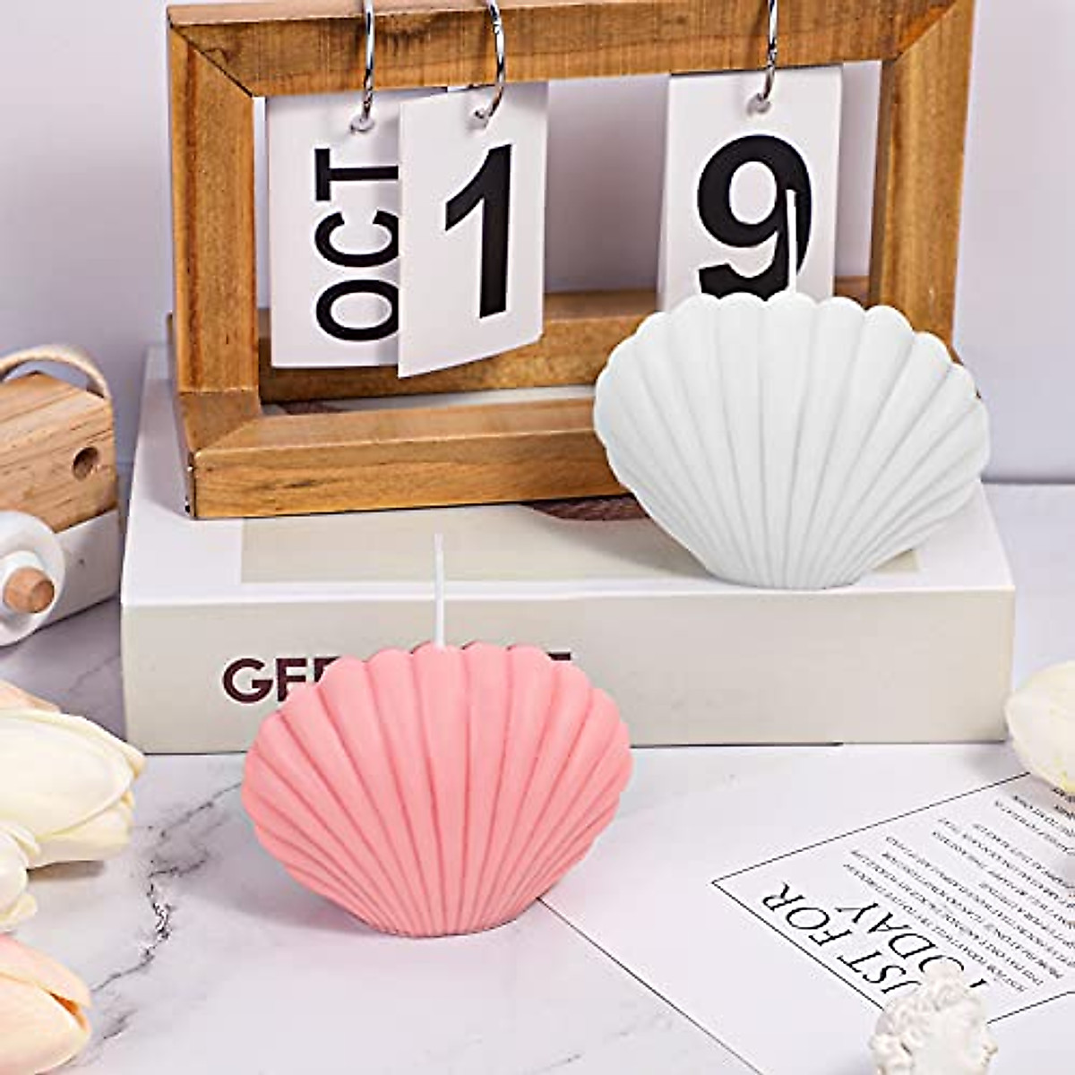 2 Pieces Seashell Scented Candles Aesthetic Trendy Candles Hand Poured Soy Wax Candle Handmade Shell Shape Candle Freesia Seashell Candle for Danish Pastel Room Decor, White, Pink (Cute Style)