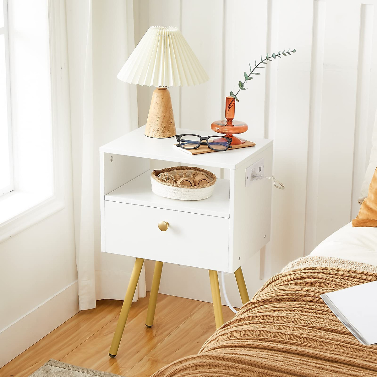 HOOBRO Nightstand with Charging Station, End Table with USB Ports and Outlet, Side Table for Tight Spaces, Solid and Stable, for Office, Bedroom, Study, White and Gold DW88UBZ01