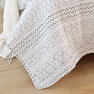 JANZAA Quilt Bedding Set Boho for All Season, 3 PCS Bedspreads Queen Size with Grey Geometry Pattern On White (Two Pillow Cases)