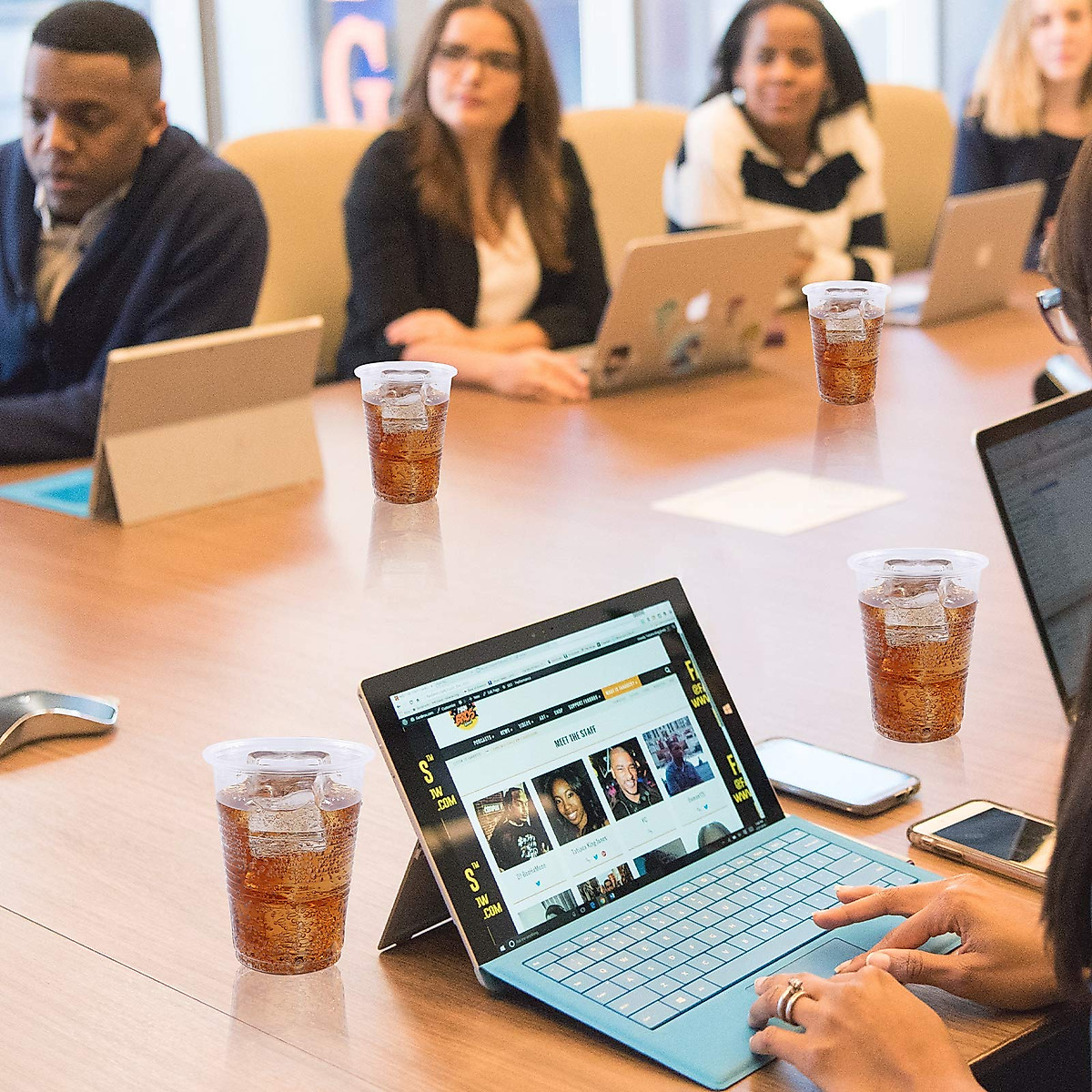 Turbo Bee 300 Pack 9oz Clear Plastic Cups，Disposable Mouthwash Cups,9 Ounce Cups-Party Cups Ideal for Whiskey, Drinking Tasting, Food Samples