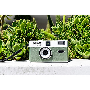 1 Shot Point and Shoot 35mm Film Camera Reusable Retro Half Frame Camera, Built in Flash, Included One Roll ASA/ISO 400 Black & White Film 18 Exp., (36 Shots) Battery Not Included (Green Color)