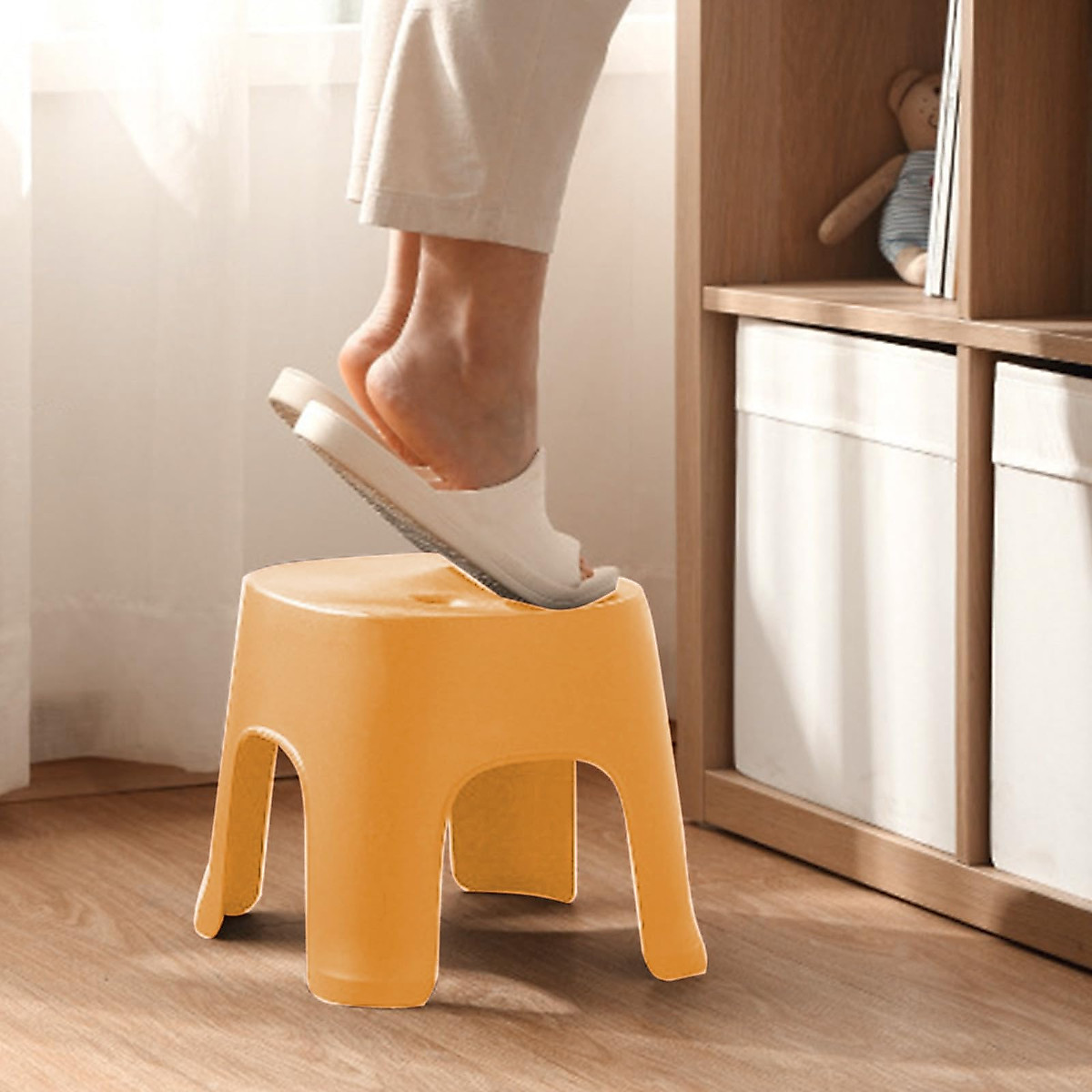 Plastic Step Stool, Small Portable Step Stool, Thickened Single Foot Stool with Non Slip Pads, Multifunctional Seat Stool Sturdy and Lightweight Ideal for Living Room Bathroom Kitchen (Yellow)