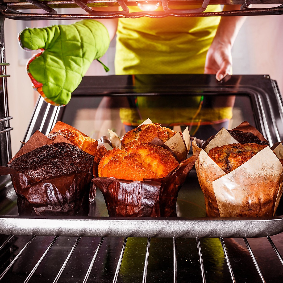 Ruisita 150 Pieces Mini Baking Cups Tulip Baking Cups Cupcake Liners Muffin Liners for Wedding, Birthday, Baby Shower Parties, Natural and Brown