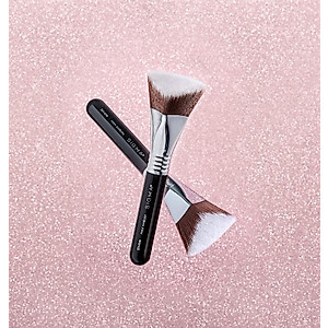 Sigma Beauty Professional 3DHD Max Kabuki Brush - Extra Large Angled Kabuki Makeup Brush with 3 Sides - Foundation Brush & Professional Grade Makeup Brush to Blend Liquid & Cream Products