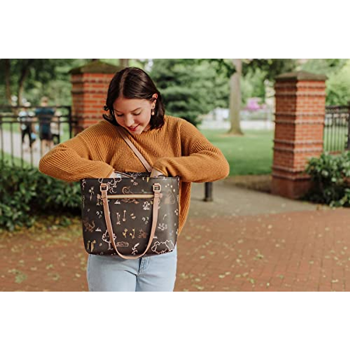 PICNIC TIME ONIVA Disney Winnie the Pooh Uptown Cooler Tote Bag, Insulated Purse Lunch Bag for Her, Stylish Beach Bag Soft Cooler, (Black), 14.37 x 7.28 x 10.63