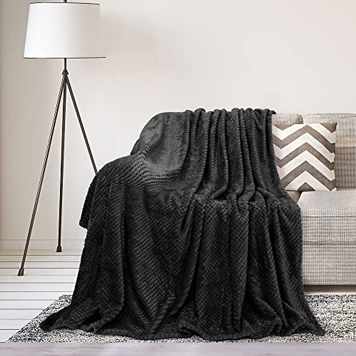 uxcell Flannel Fleece Bed Blankets, Soft Warm Microfiber Blanket, Mesh Fuzzy Plush 330GSM Lightweight Decorative Solid Blankets for Bed Throw (50"x60") Black