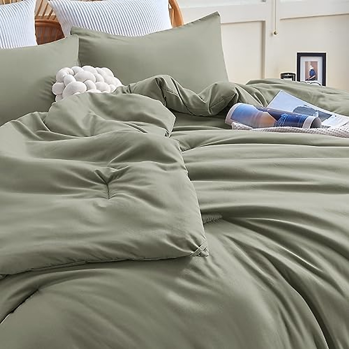 CozyLux Olive Green Comforter Set Full Size, 3 Pieces Solid Breathable Quilted Style Bedding Sets, Luxury Fluffy Soft Microfiber Comforter for All Season(1 Comforter & 2 Pillowcases)
