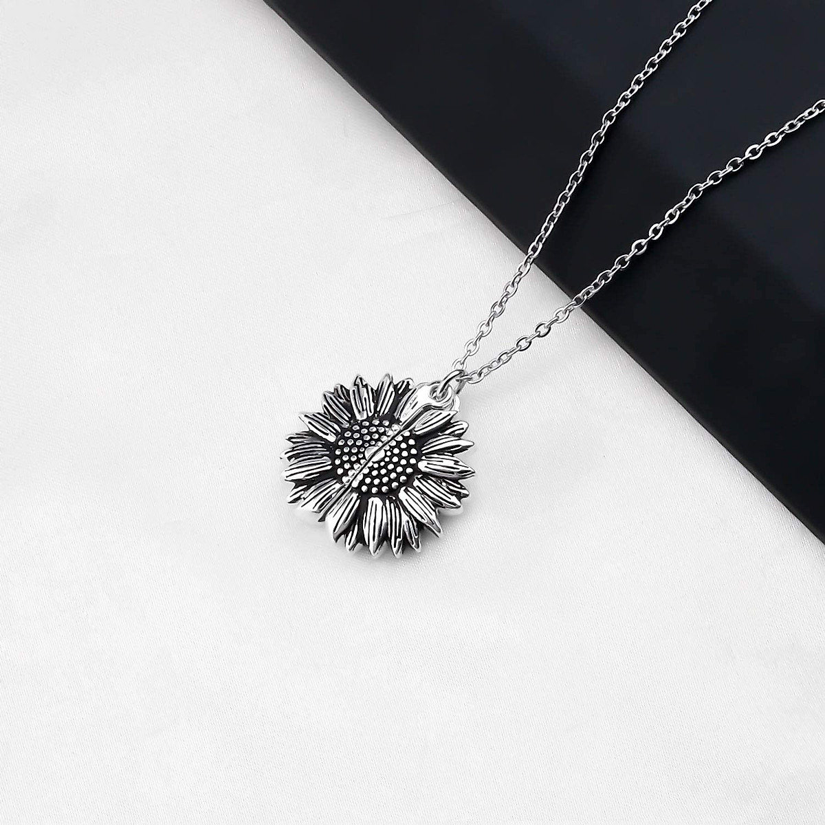 WUSUANED Aunt And Niece Gift The Love Between An Aunt And Niece Is Forever Necklace Sun Flower Pendant Necklace Relationship Jewelry (aunt and niece necklace)