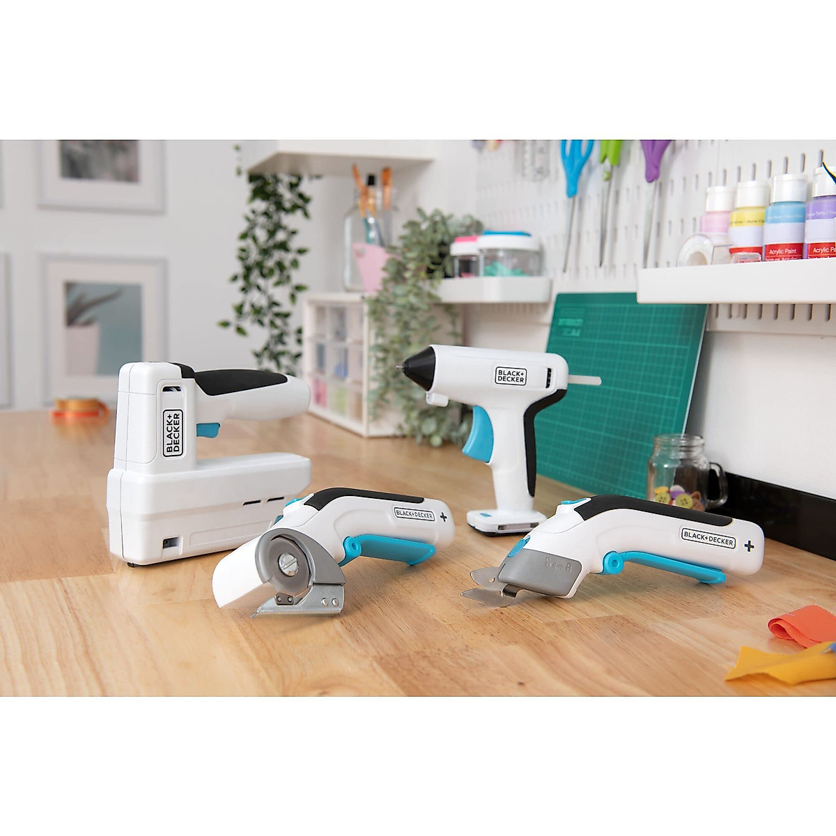 BLACK+DECKER 4V MAX Electric Fabric Scissors, Cordless, USB Rechargeable (BCSC115FF)