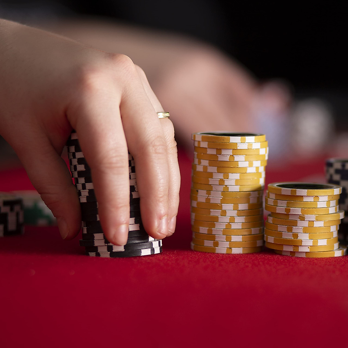 MBGBrybelly Ultimate Poker Chip Set in Acrylic Carry Case - Holo Inlay Heavyweight 14-Gram Casino Quality Poker Chips - Display and Transport Your Collection - Heavy-Duty Protection (200 ct)