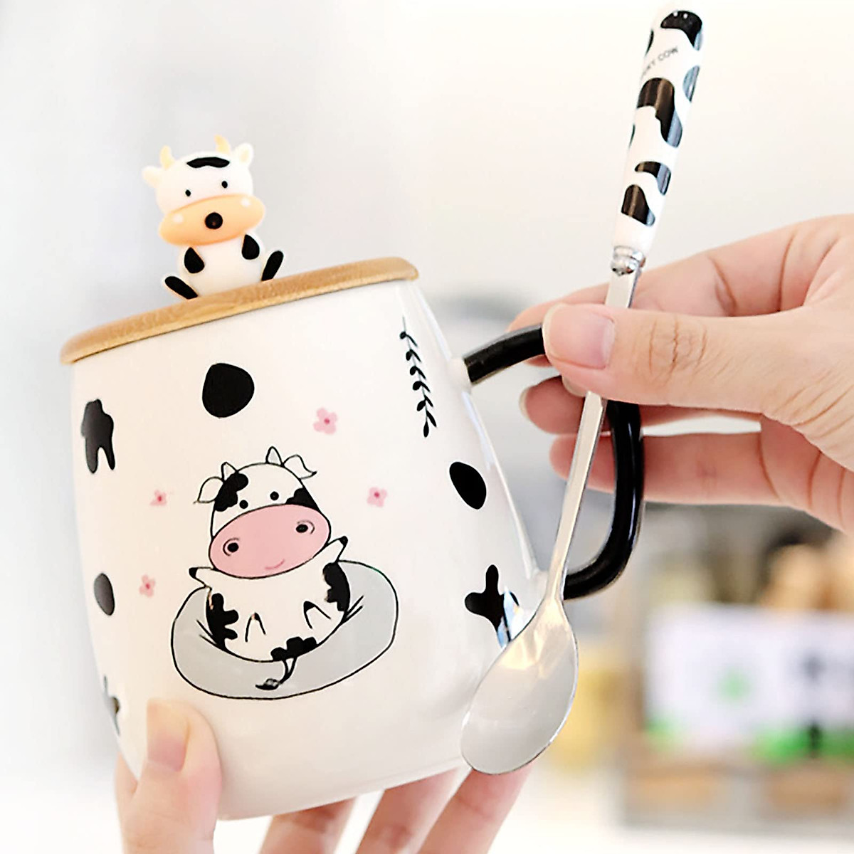 SZHTSWU Cute Animal Coffee Mug with Lid and Spoon, 420ml Cow Ceramic Coffee Cup, Breakfast Cups, Kawaii Drinking Cup with Handle for Latte, Milk, Cereal, Beverages (Happy Cow)