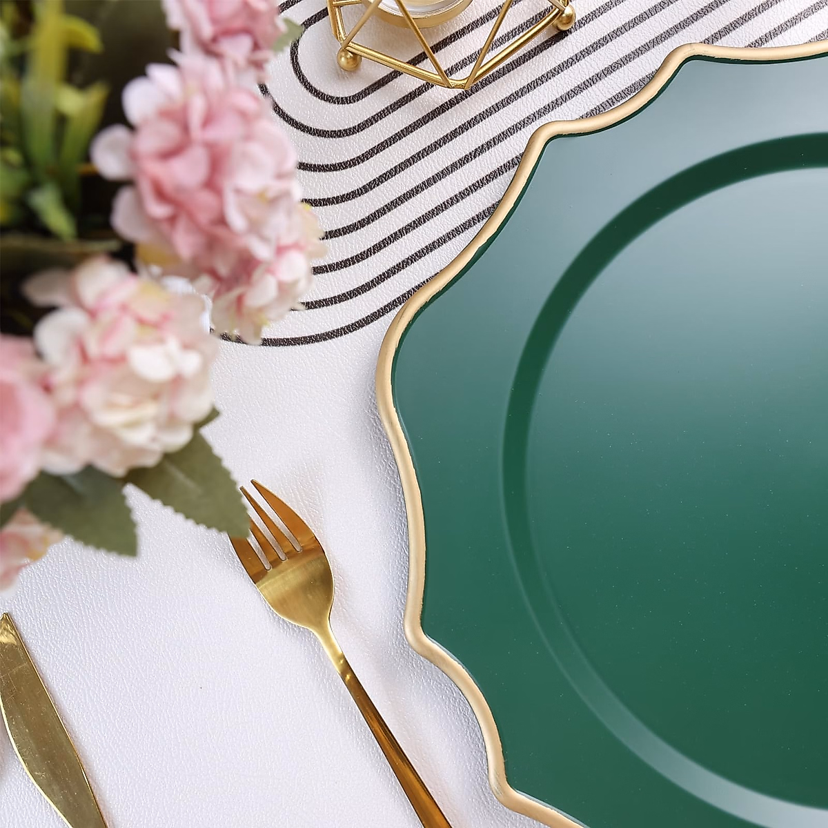 Omuriko Green Chargers for Dinner Plates, 13 Inch Scalloped Plastic Decorative Table Charger Service Plates Set of 6 for Wedding, Holiday, Thanksgivng, Christmas