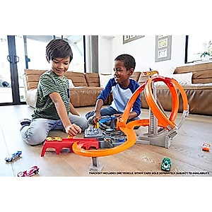Hot Wheels Toy Car Track Set Spin Storm, 3 Intersections for Crashing & Motorized Booster, 1:64 Scale Car