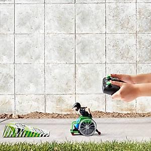 Hot Wheels RC Aaron Wheelz Wheelie Chair, Remote-Control Wheelchair with Motocross Aaron "Wheelz" Fotheringham Figure