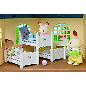 Calico Critters Large House with Carport Gift Set, Dollhouse Playset with Collectible Figure, Vehicle, Furniture and Accessories - Amazon Exclusive!