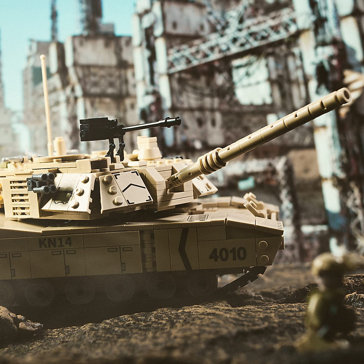 M Menbis M1A2 Simulated Tank Model Kit，WW2 Military Armed Tanks Building Block with 4 Soldier Figures ,Toys for Model Lovers，Gift for Boys 8-12(1053 Pcs)