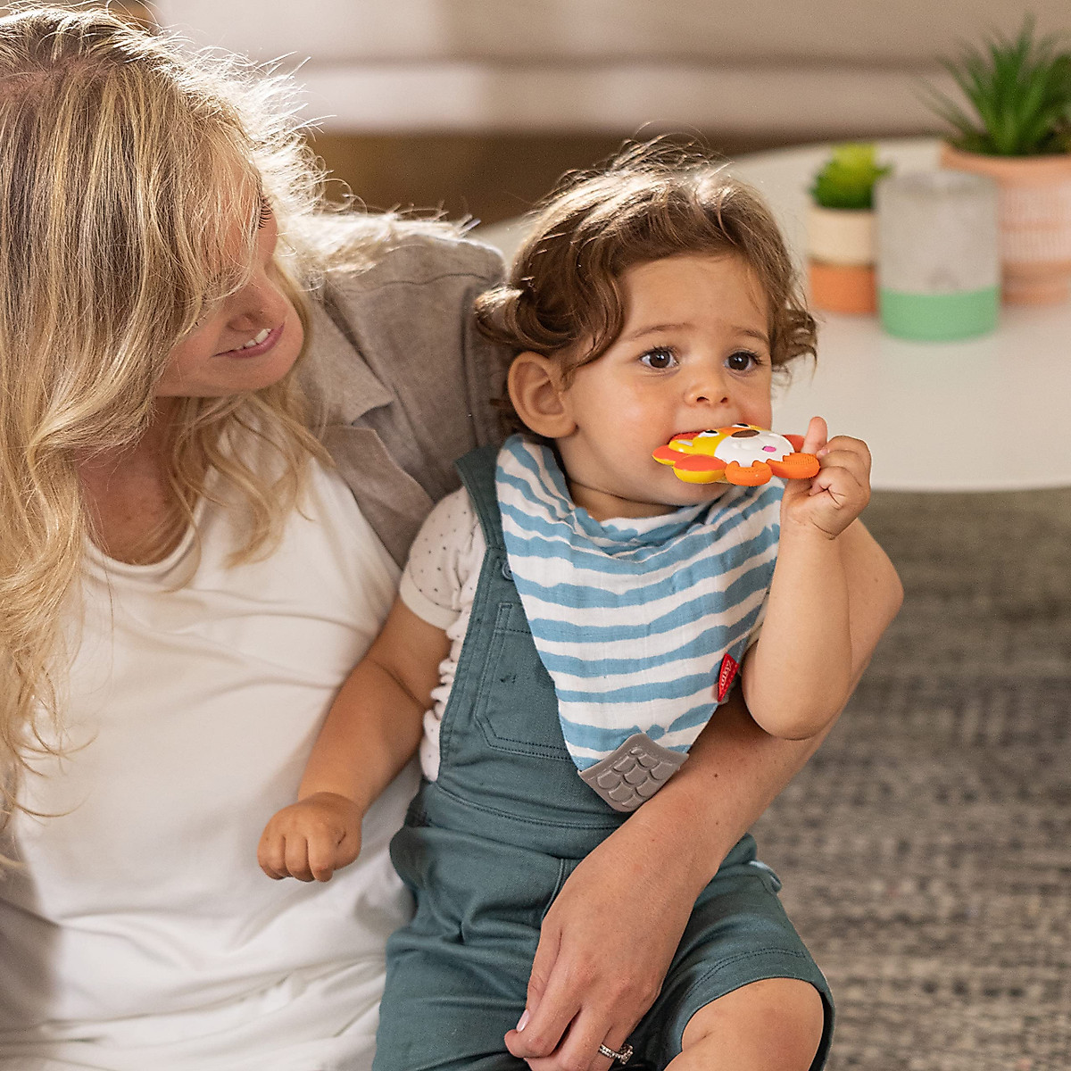 Nuby Vibe-eez Vibrating Teether - Battery Powered - Textured Surface and Easy to Grasp Toy for Baby Teething Relief - 3+ Months - Lion