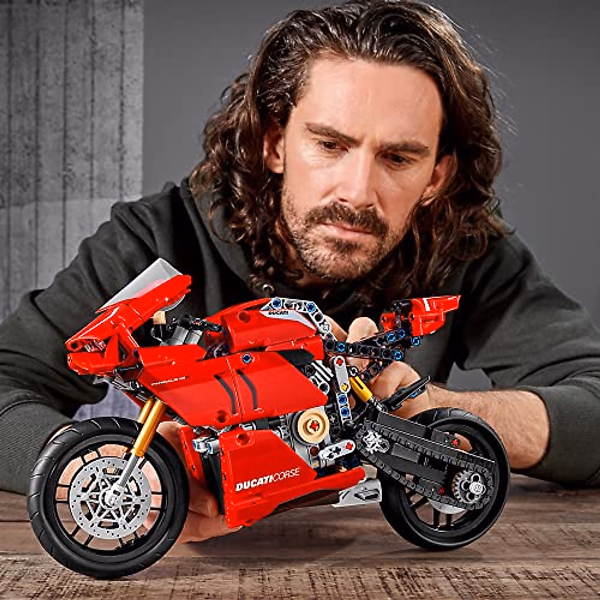 LEGO 42107 Technic Ducati Panigale V4 R Motorbike, Collectible Superbike Display Model Building Kit with Gearbox and Working Suspension, Gift Idea, 10 year +