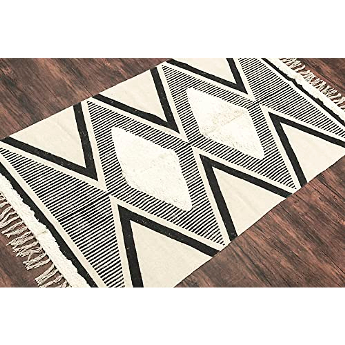 HOMEMONDE Boho Tufted Small Area Rug Washable 2x3 ft Cotton Geometric Woven Farmhouse Shaggy Throw Area Rug with Tassels for Entryway, Doormat, Kitchen Home Decor