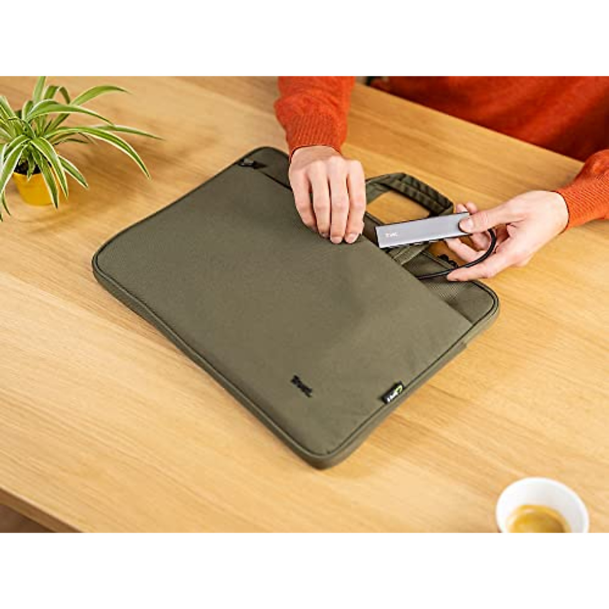 Trust 24191 Halyx Fast USB-C Hub and Card Reader, 3 Extra Ports, 5Gbps with USB 3.2 Gen 1, SD and Micro-SD Card Reader 104 MB/s, (Micro) SD, SDHC and SDXC up to 2 TB