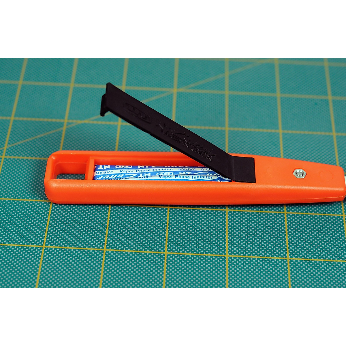 NT Cutter Multi-Use Plastic Cutter with Plastic Cutting Blade and Precision Knife Blade, 1 Cutter (M-500P)