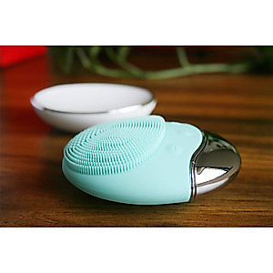 Sonic Facial Cleansing Brush, Soft Silicone Waterproof Face Cleanser Bamboo Charcoal Wireless Charging Travel Size Massager for Skin Exfoliation, Deep Cleansing, Anti Aging - Green