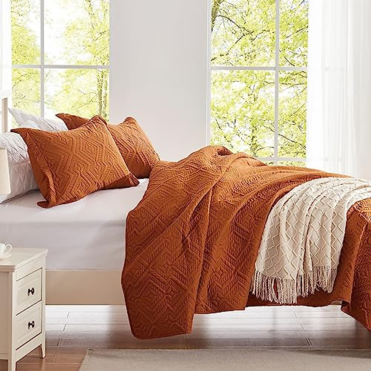 Full Queen Size Burnt Orange Rust Quilt Set - Lightweight 3-Piece 90''x98'' Bedspread Coverlet with Checkered Pattern, Soft Warm Microfiber Bed Cover for All Seasons (1 Quilt, 2 Pillow Shams)