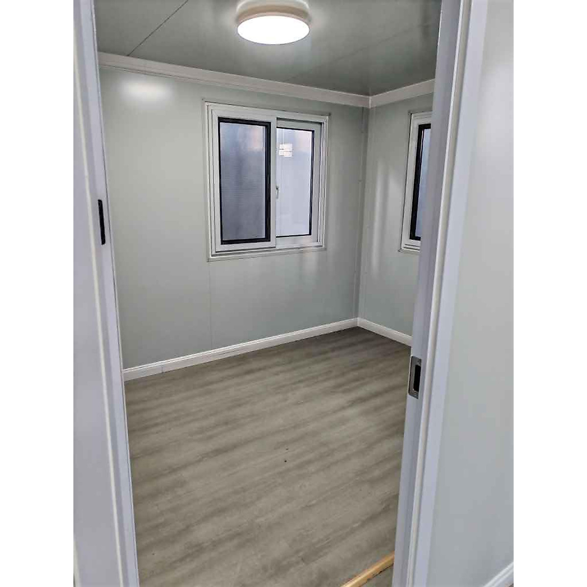 Elegant Prefabricated 30FT House with Spacious Living Area, 3 Bedroom,Fully Equipped Bathroom,Modern Kitchen and Steal Frame Construction- Ideal Mobile Home for Comfortable Living.