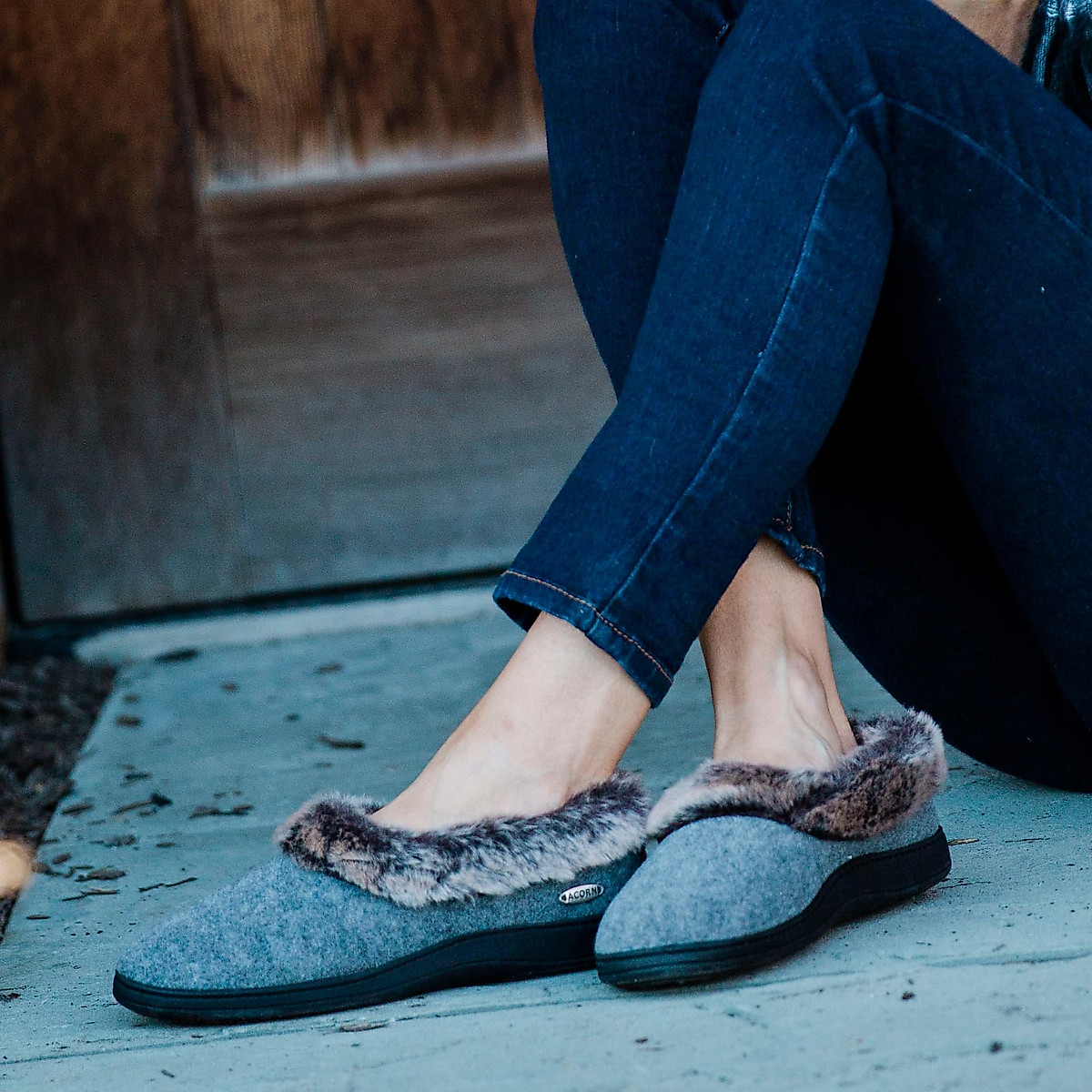 Acorn womens Chinchilla Collar slippers, Black, 8 9 US