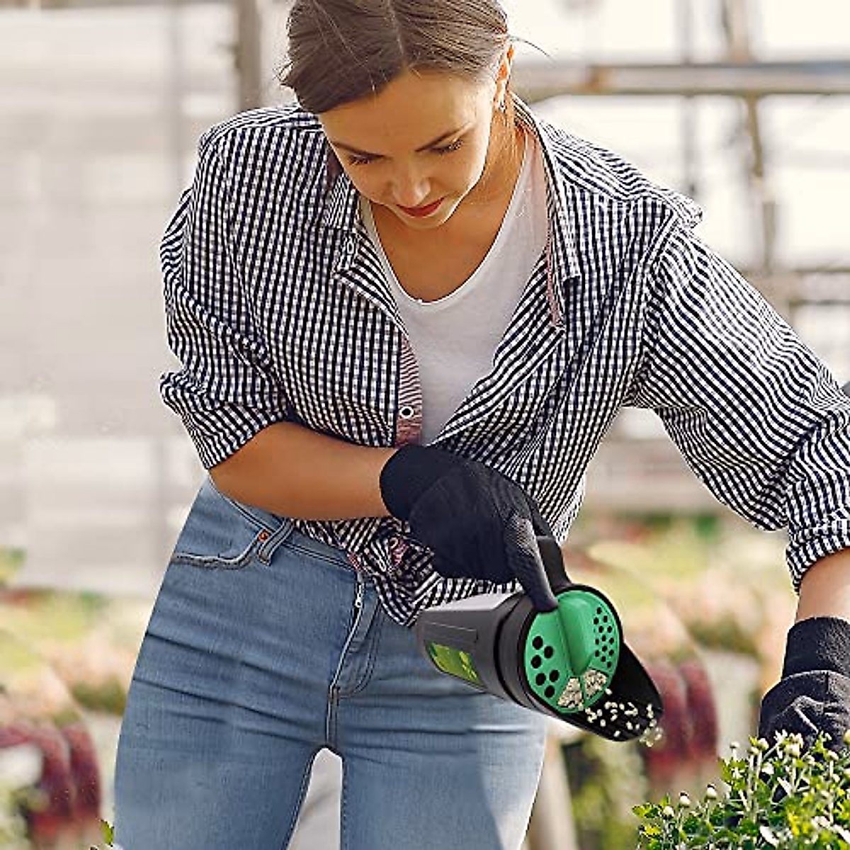 Handheld Spreader - Great for A Variety of Uses, Fertilizer, Grass Seed, Bird Seed - Holds Up to 2.5 L. Add This Handheld Spreader to Your Yard Tools and Garden Tools. Limited time Offer.