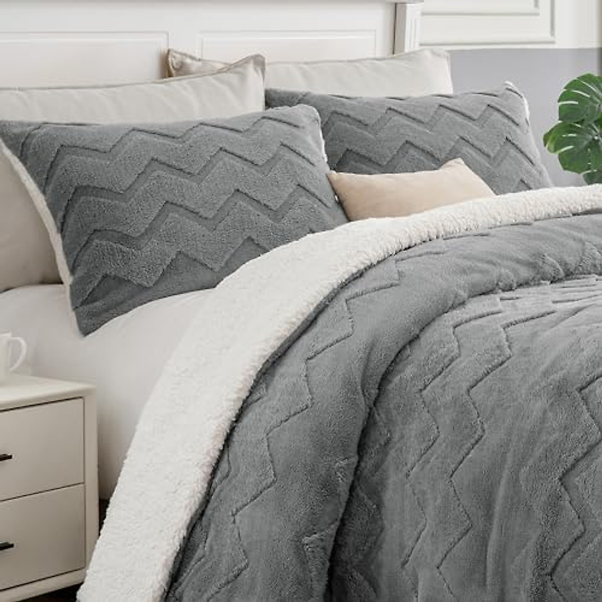 BEDELITE Fluffy King Size Comforter Set - Super Soft Sherpa Grey Comforter for King Size Bed, Luxury Warm Bedding Set for Winter, Fuzzy Bed Set 3 pieces (1 Comforter, 2 Pillowcases)