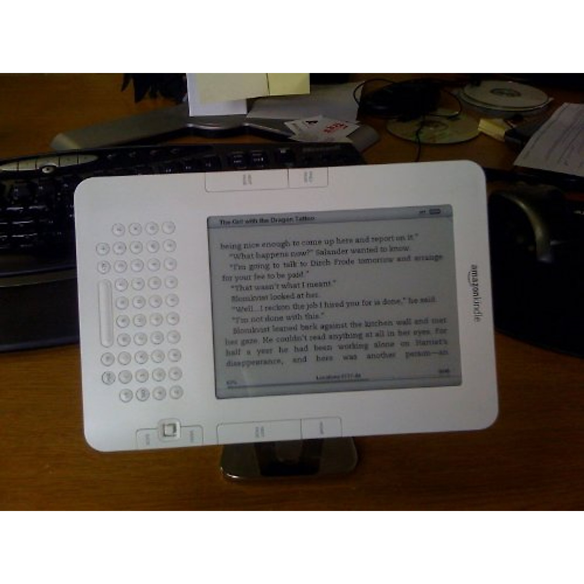 Clingo Universal Podium for iPod, iPhone and Other Mobile Devices - Holster - Retail Packaging - Black