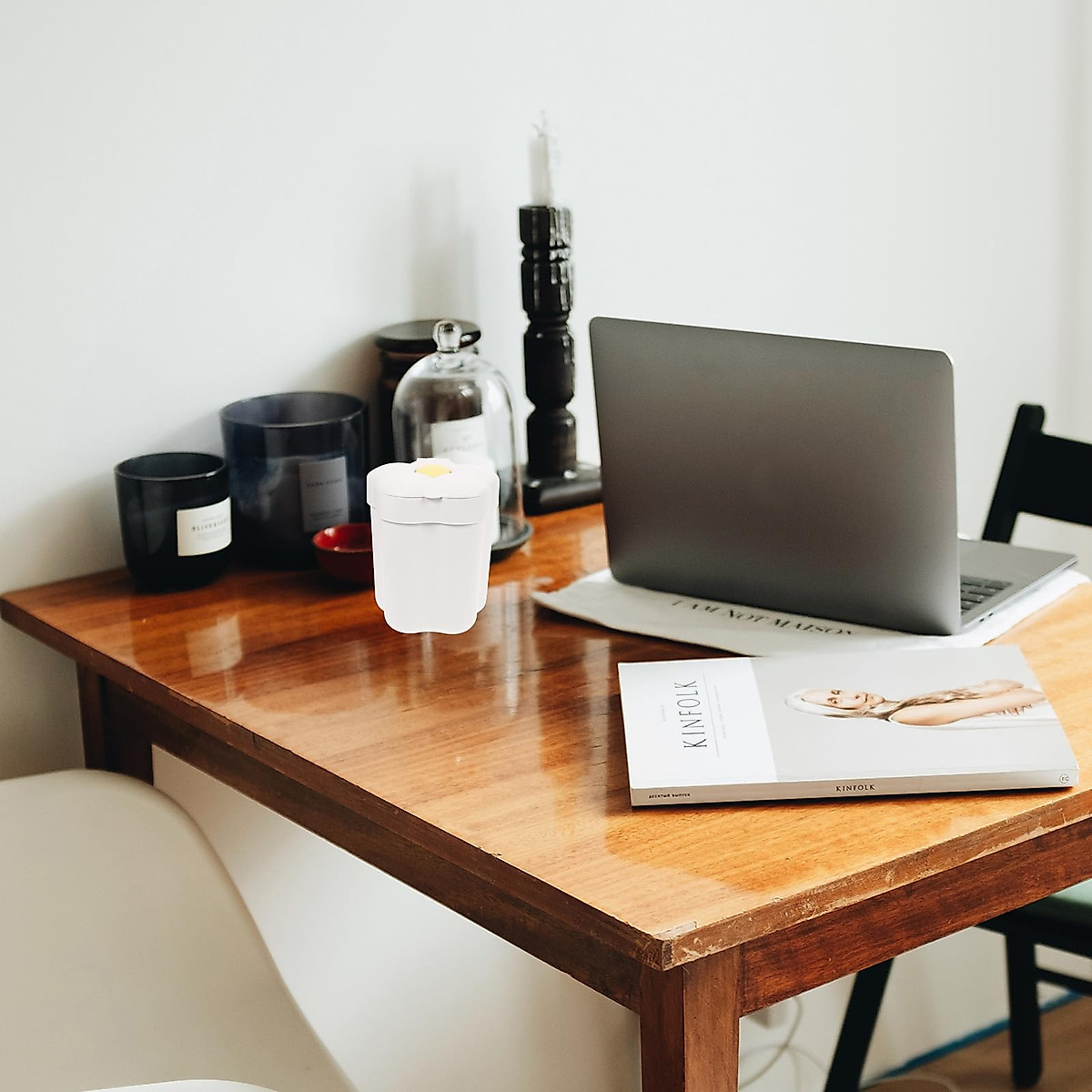 TEHAUX Mini Desk Trash Can with Lid, Desktop Mini Plastic Waste Garbage Can Countertop Garbage Bin Cute Flower Shape Wastebasket Mini Waste Can for Desk Car Office Home Kitchen, White