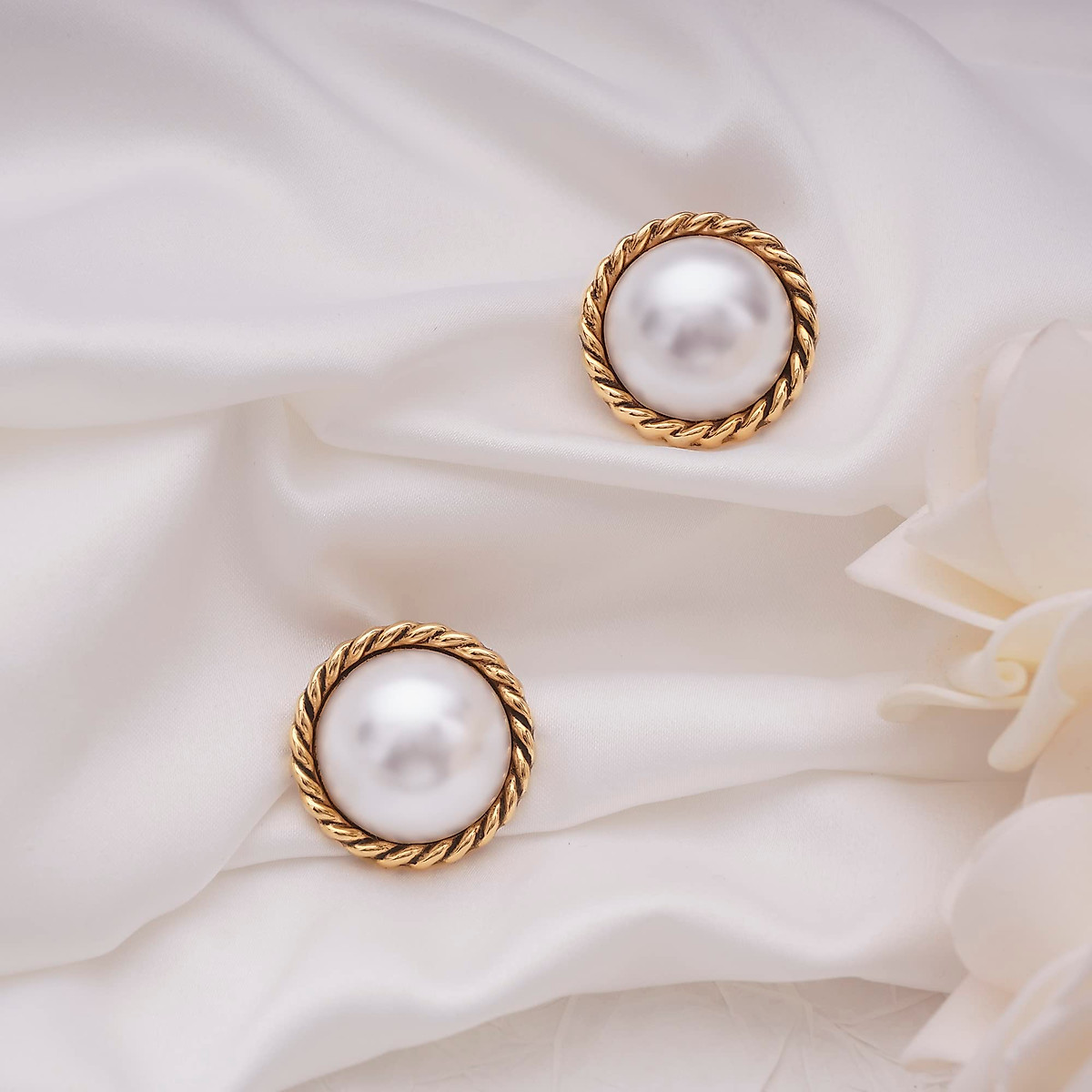 Mierfyni Pearl Stud Earrings, Gold Pearl Earrings Studs, Faux Pearl Earrings for Women Gold Plated 18K, Big Gold Stud Earrings Mabe Pearl Button with Gold Twist Trim