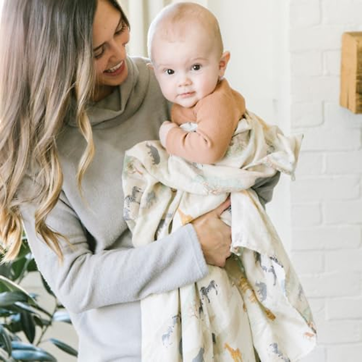 SARANONI Swaddle Blanket with Giraffe, Elephant, Zebra & Rhino Designed Muslin Swaddle Blankets (The Savannah)