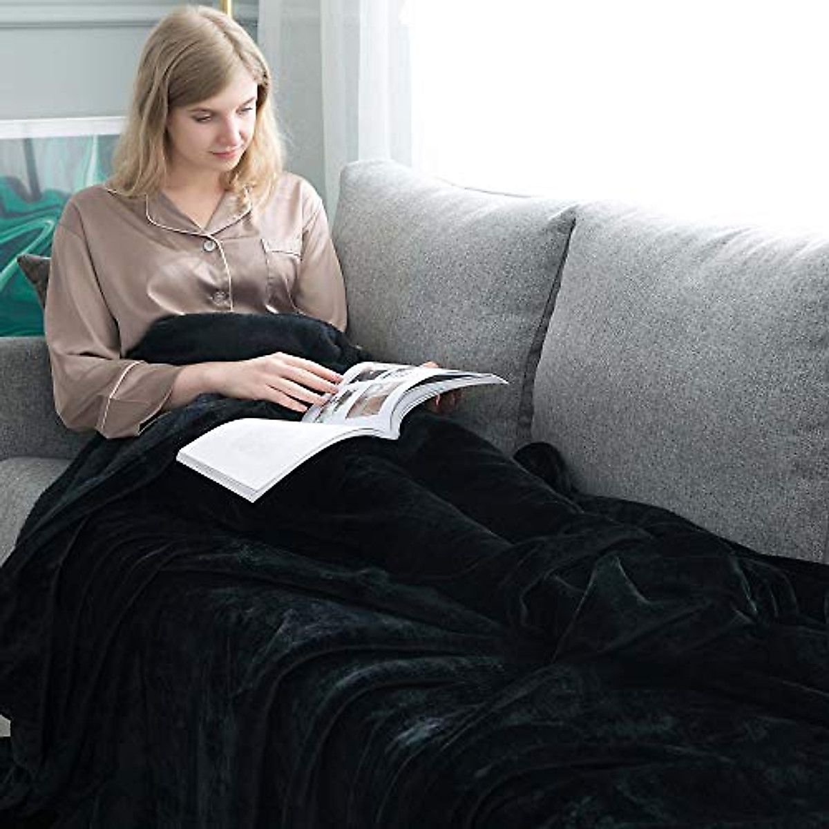 MOONLIGHT20015 Fleece Blanket Queen Size - Super Soft Fuzzy Black Throw Blanket for Couch and Sofa - Lightweight Luxury 400 GSM Microfiber Fluffy Bed Blankets and Throws, 90 x 90 Inches
